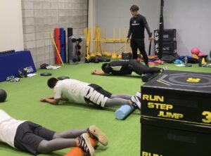 【球速＆飛距離UP】野球選手に効果的なメディシンボールトレーニング10選｜投手・打者の瞬発力を高める方法 | ブログ | Athleteworks（アスリートワークス）